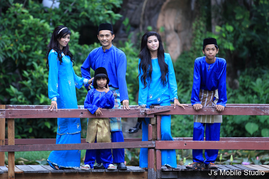 J's Mobile Studio: Family Raya Outdoor Photo Shoot