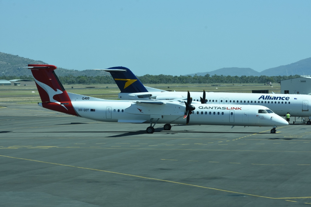 Central Queensland Plane Spotting: QantasLink Dash-8-Q400 VH-QOT Calls ...
