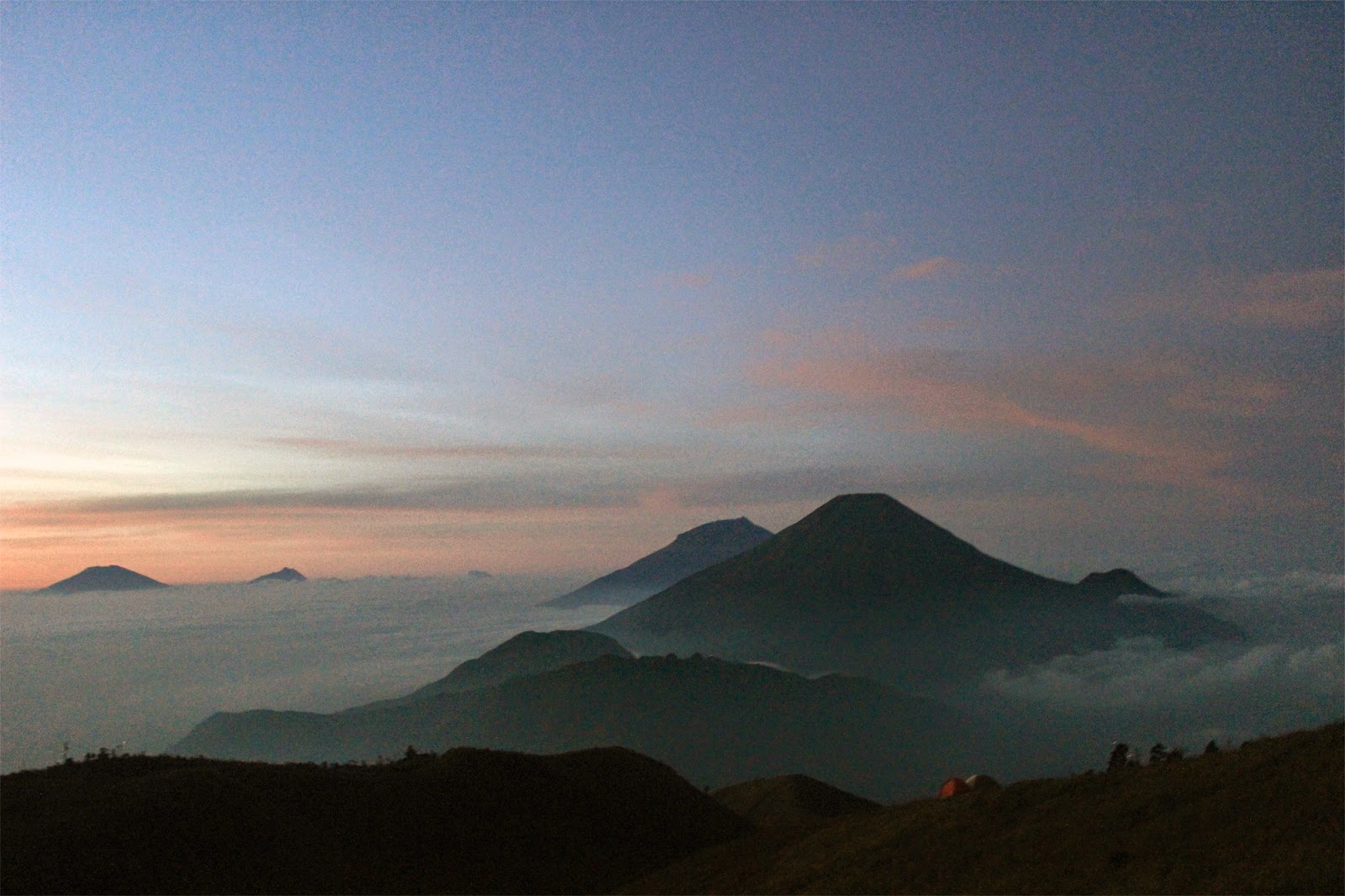 MENYAPA NUSANTARA: MELIHAT 5 GUNUNG DARI PUNCAK PRAU, DATARAN TINGGI ...