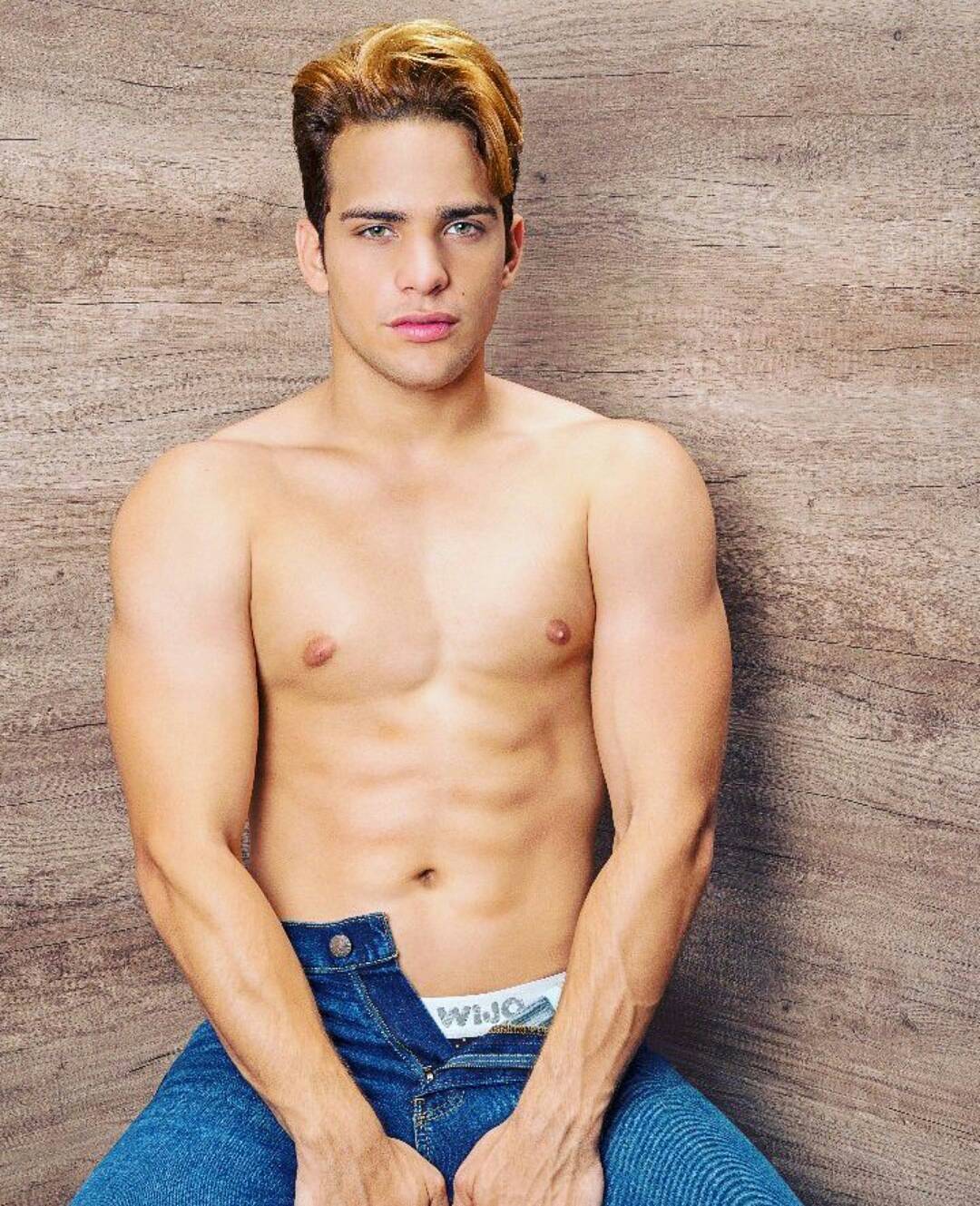 Man Central: Douglas Castro: Shirtless