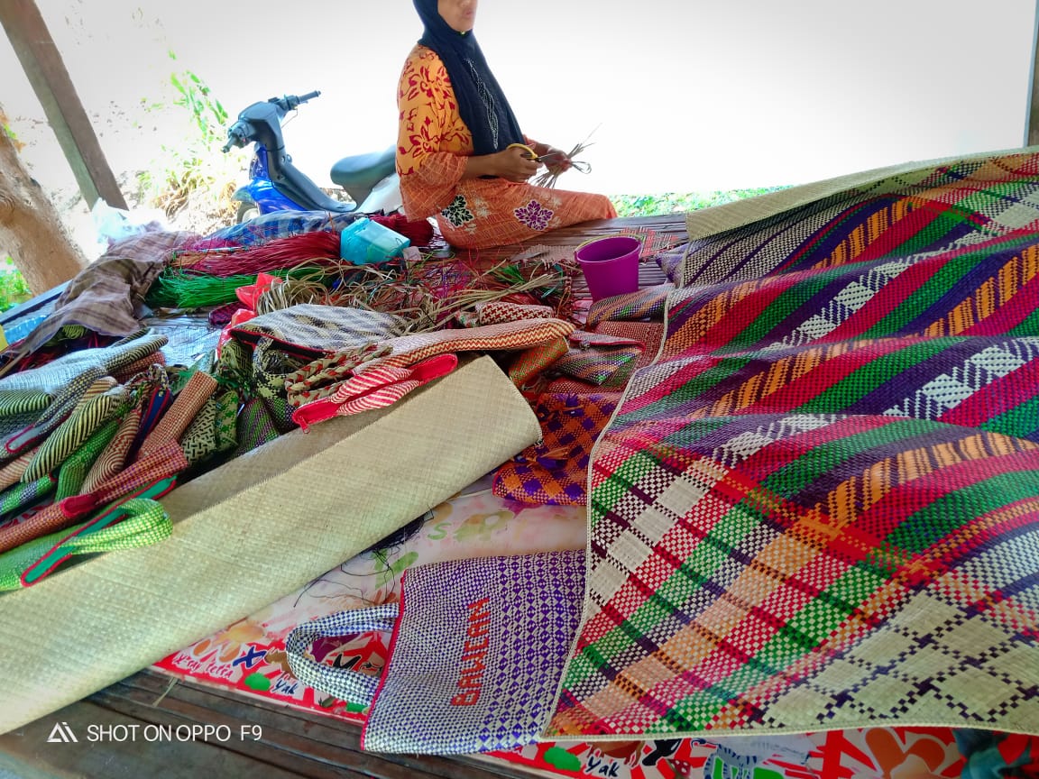 wisata bawean 2020 kerajinan anyaman daun pandan