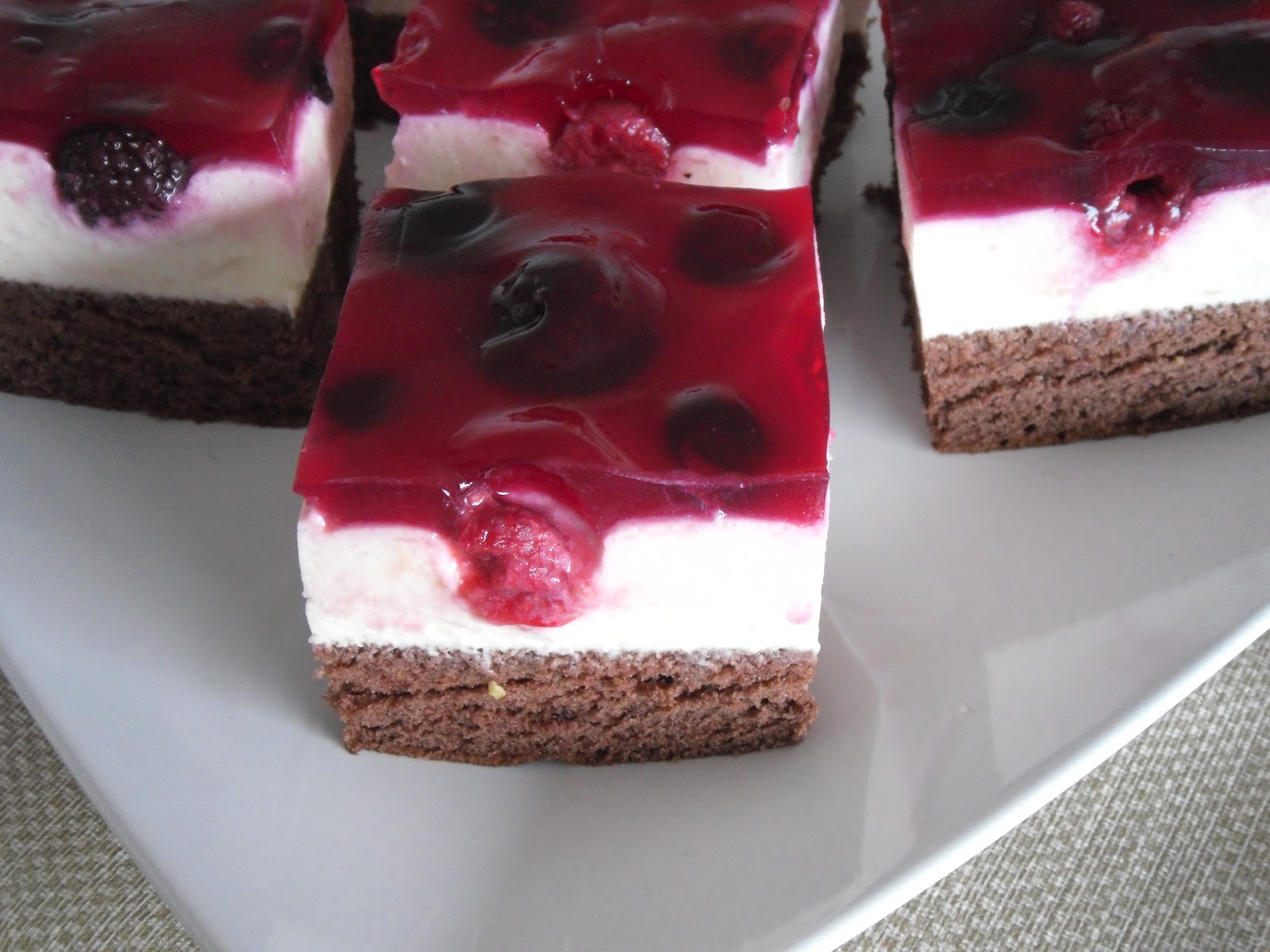 IN BUCATARIA LUI FLO: PRAJITURA CU CREMA DE LAMAIE SI FRUCTE DE PADURE