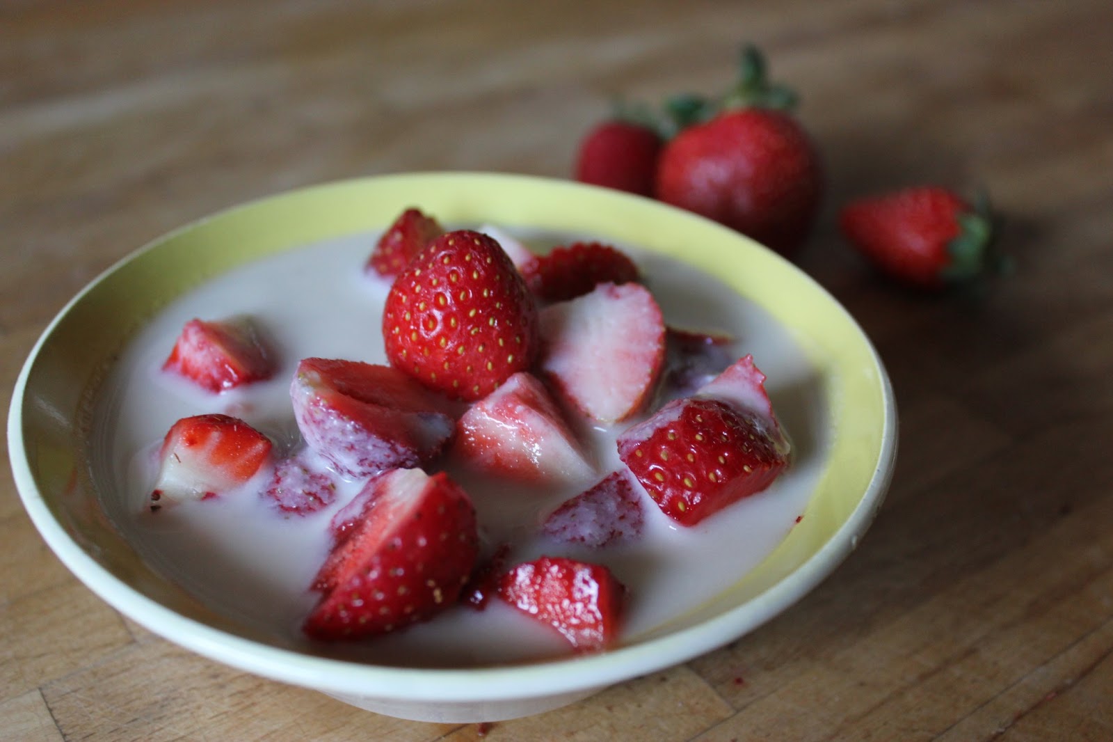 Cuillère et saladier: Fraises en nage d'amandes