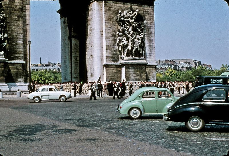 22 Fascinating Pictures That Capture Street Scenes of Paris in 1959 ...