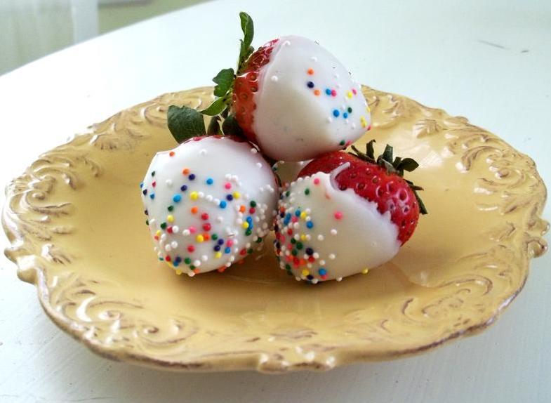 C'est Bon: White Chocolate Dipped Strawberries