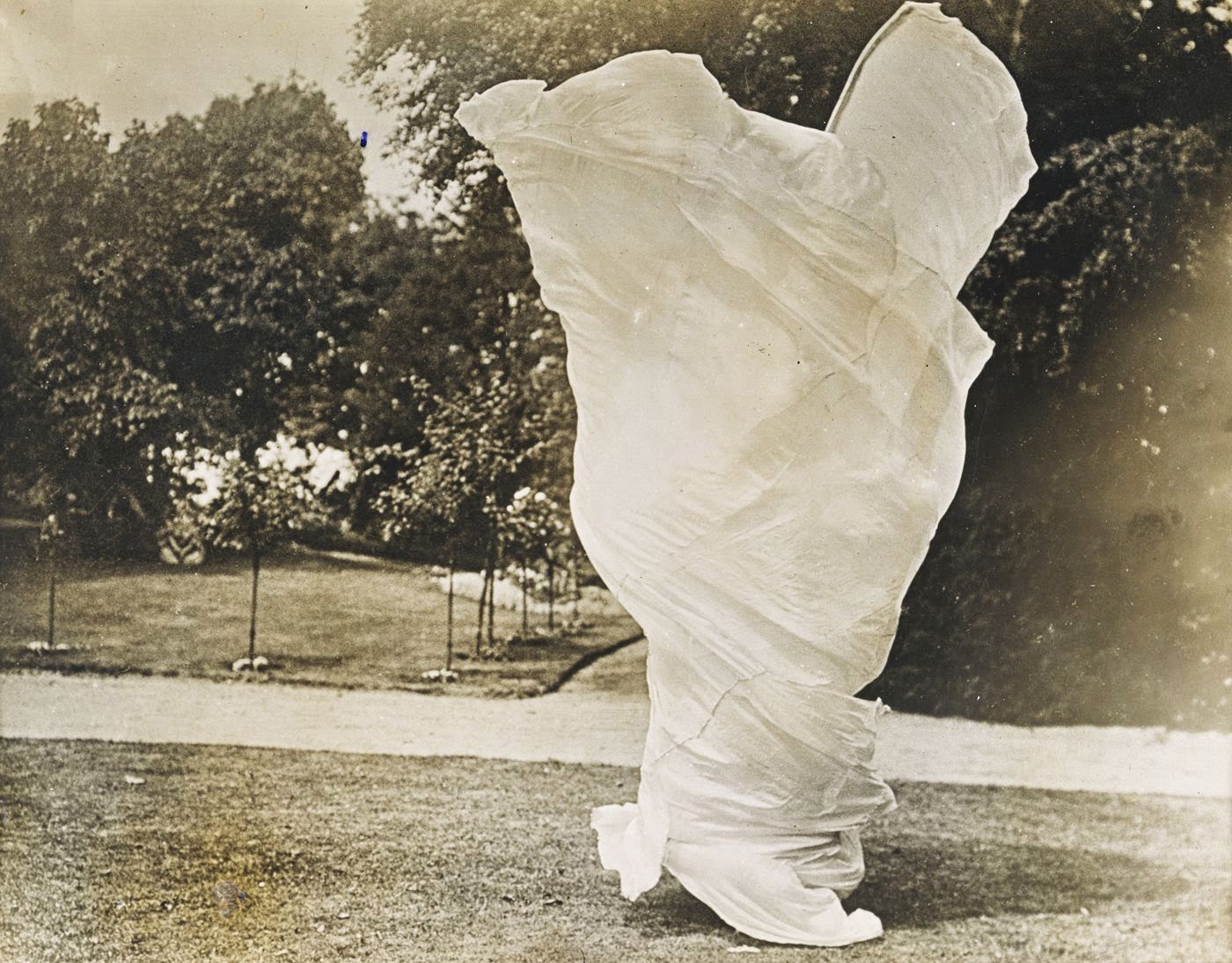 Amazing Vintage Photos of Loie Fuller Dancing from the Late 19th ...