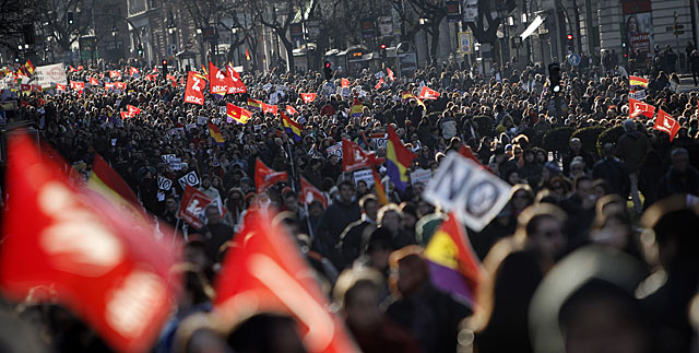 APISCAM: [El Mundo] 'Masiva protesta multicolor contra los recortes del ...