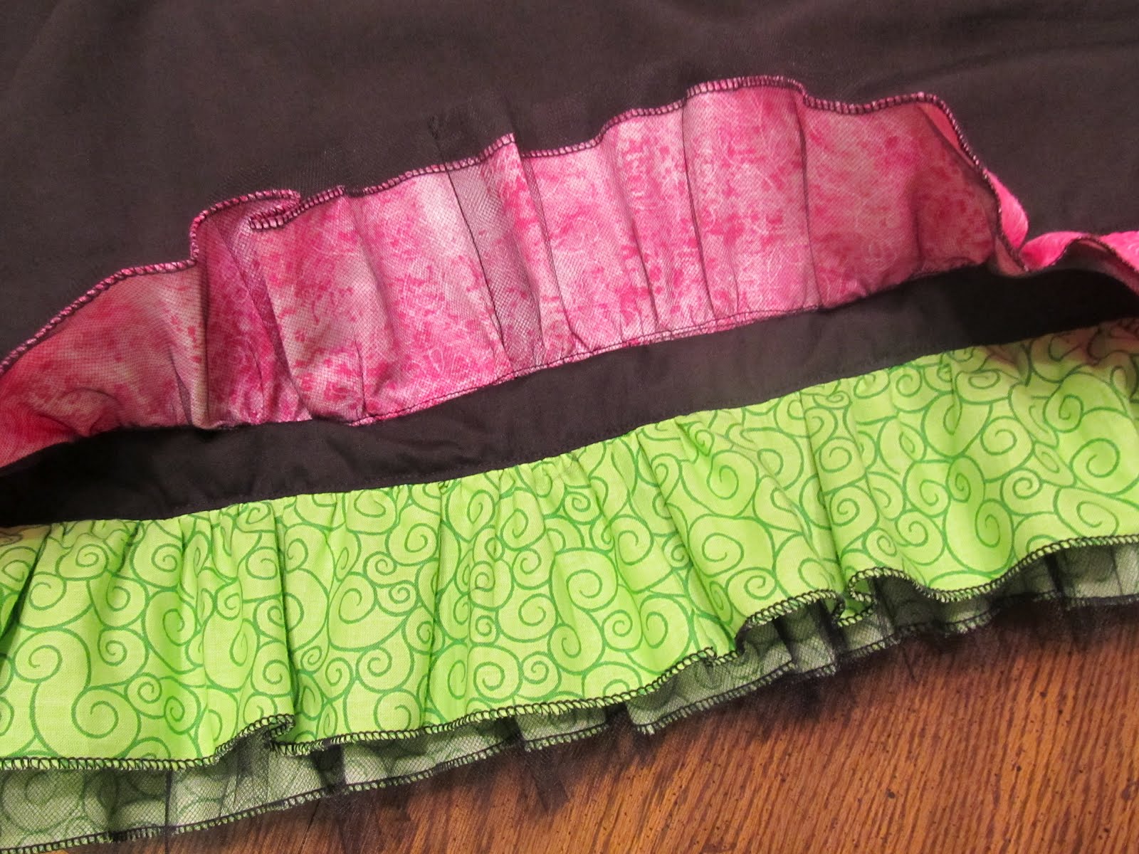 Mud Puddles & Daisies: Little Girls Ruffle Skirt Tutorial