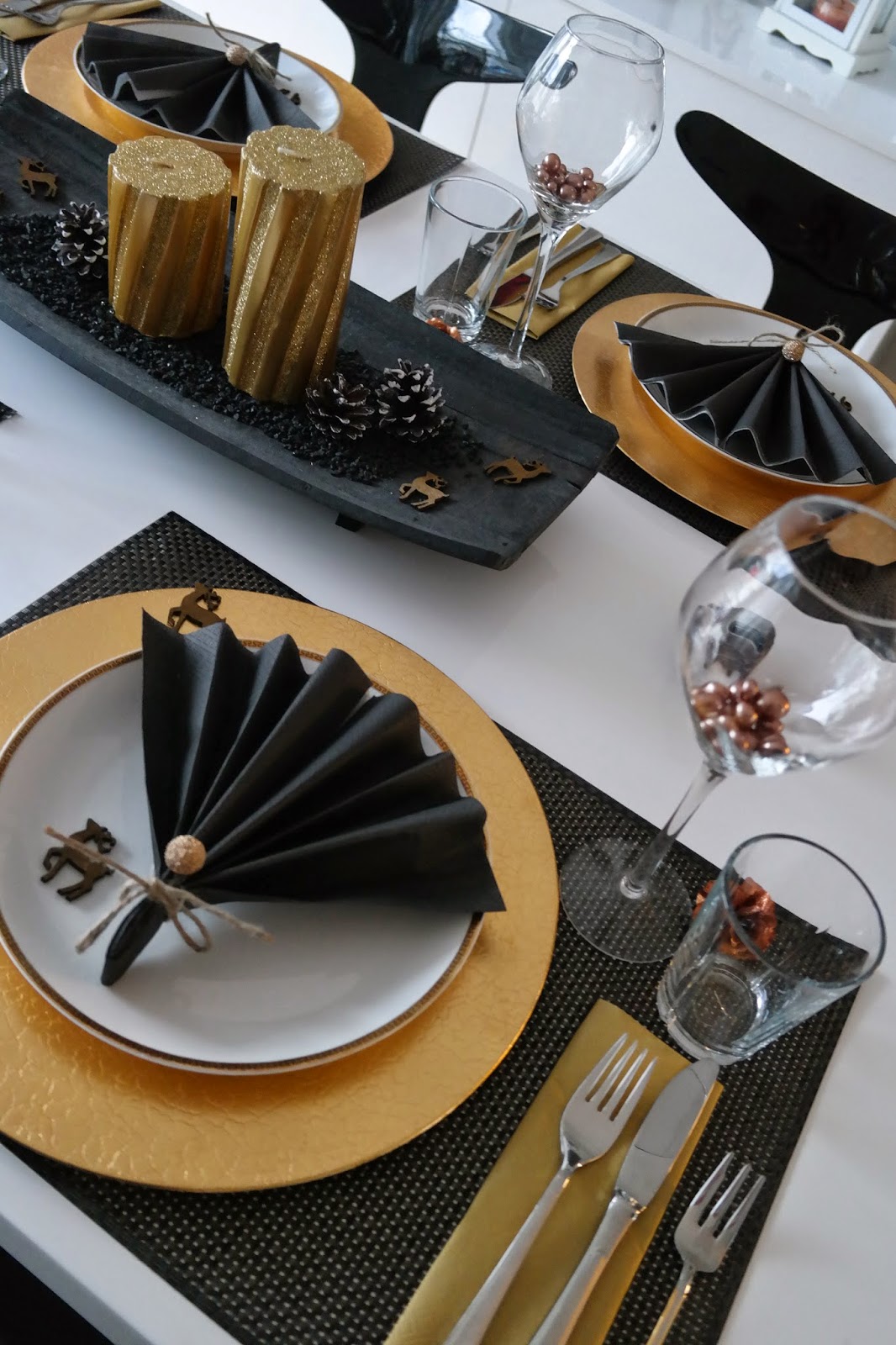 Karilotte - la fashionista: Tips til borddekking i gull og svart