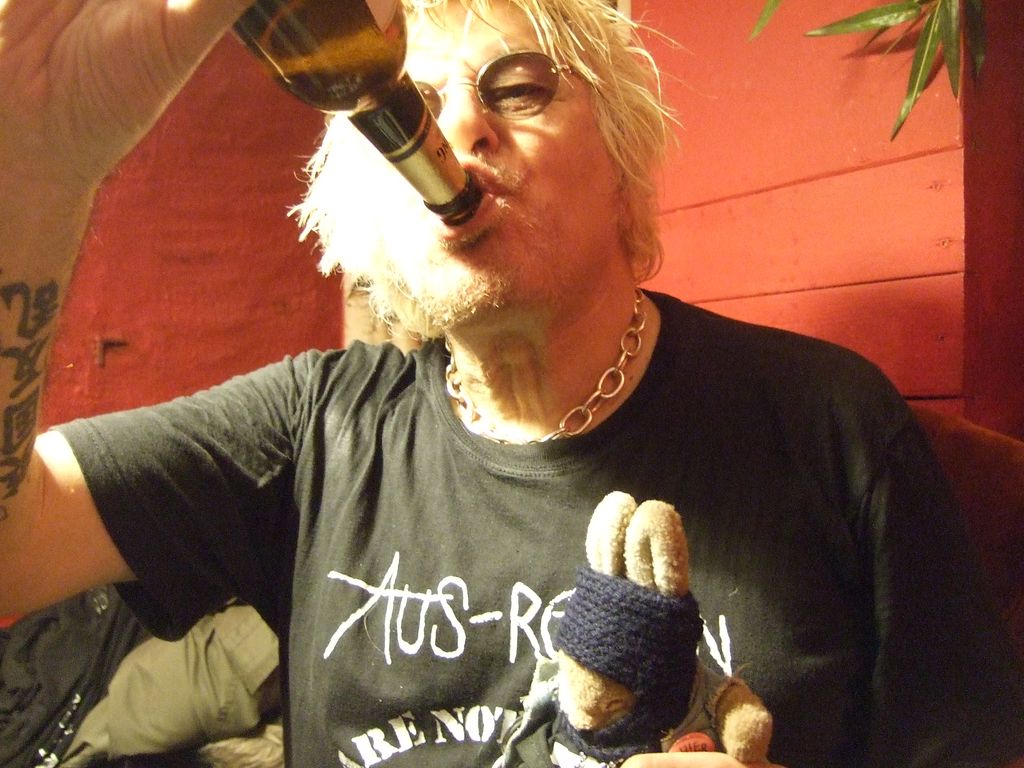 Looking For Kohl: all i wanna know - charlie harper in interview