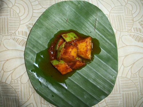 Andhra Avakaaya / Andhra Raw Mango Pickle / Mango Aavakaaya - Yummy Tummy