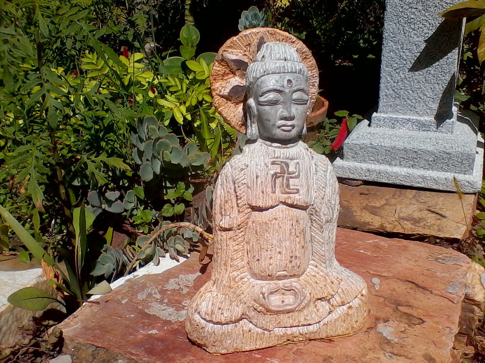 Budas do Tabajara: O Buda e a cruz suástica