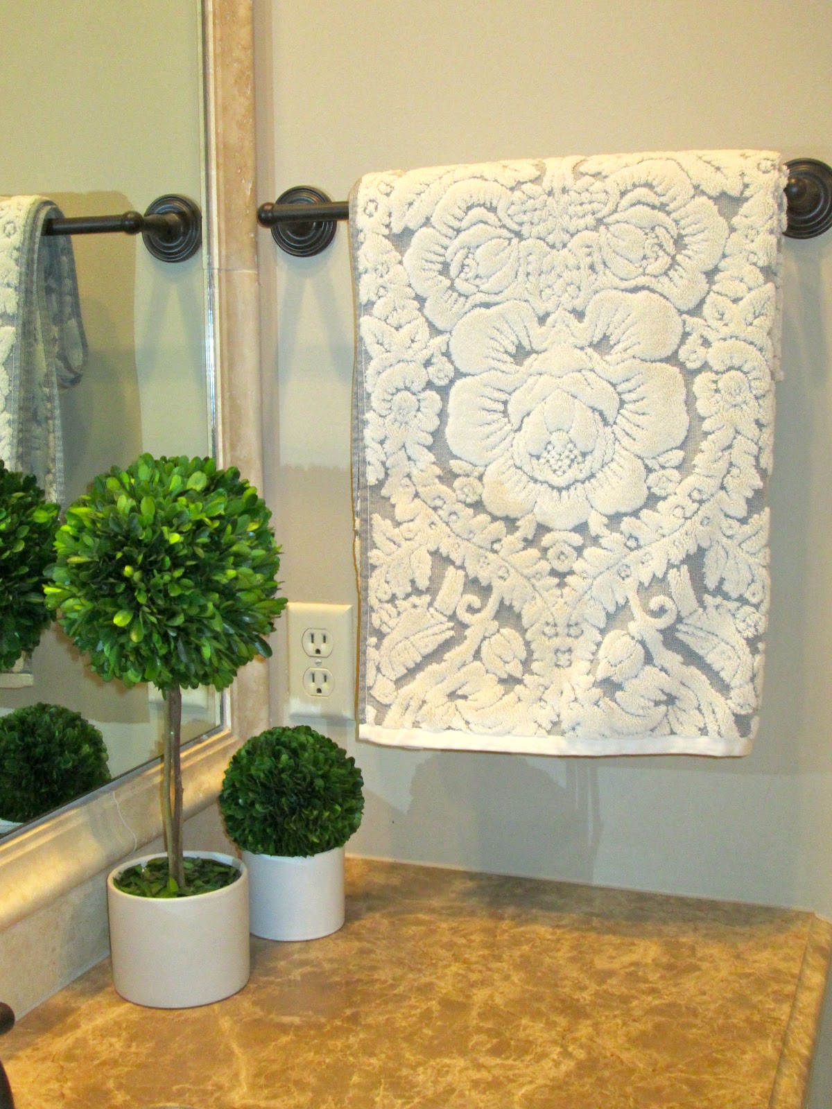 The Peak Of Très Chic Easy Ways To Spruce Up Your Bathroom