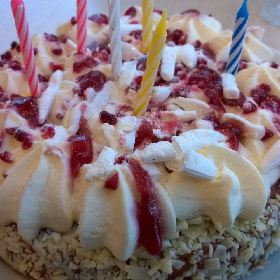 Je teste et vous ?: Le gâteau d'anniversaire "Flunch"