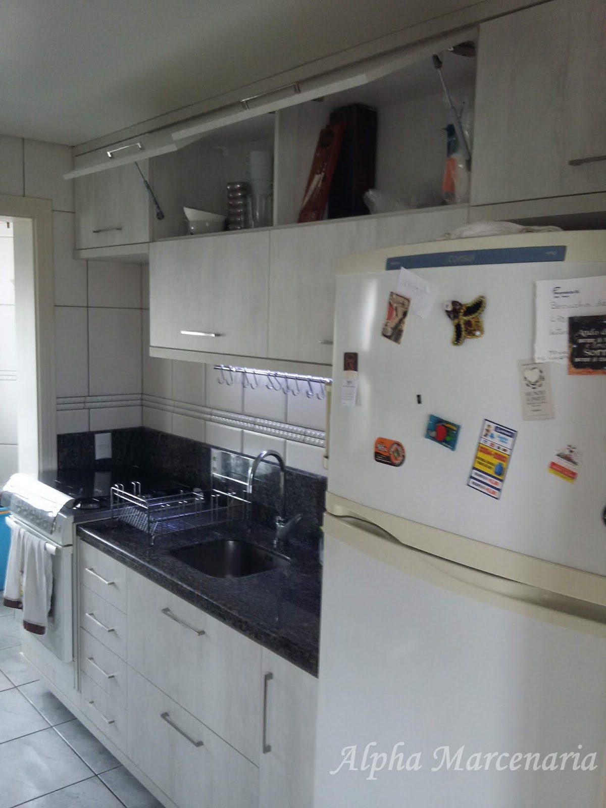 ALPHA MARCENARIA MÓVEIS SOB MEDIDA: Cozinha MDF Madeirado