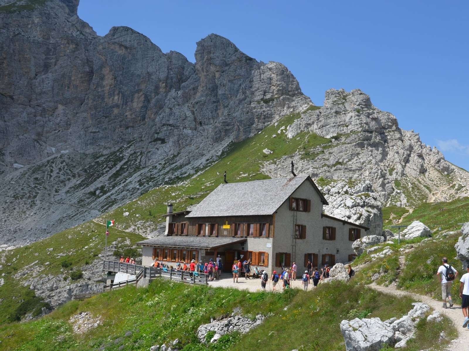 Escursione al rifugio Coldai, al lago del Coldai e al rifugio Tissi.