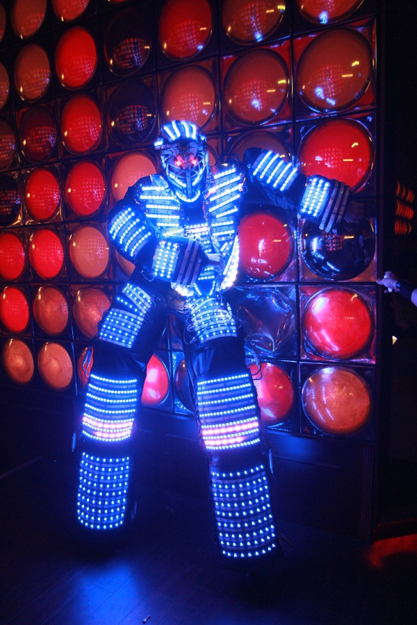 Onda Activa: Robot bailarín viene al concierto con Skyblu de LMFAO