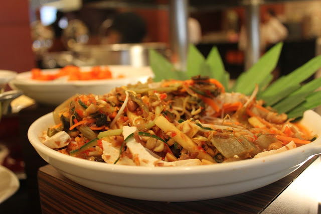 The Cafe Java Paragon: Buffet Lunch - et l'amour