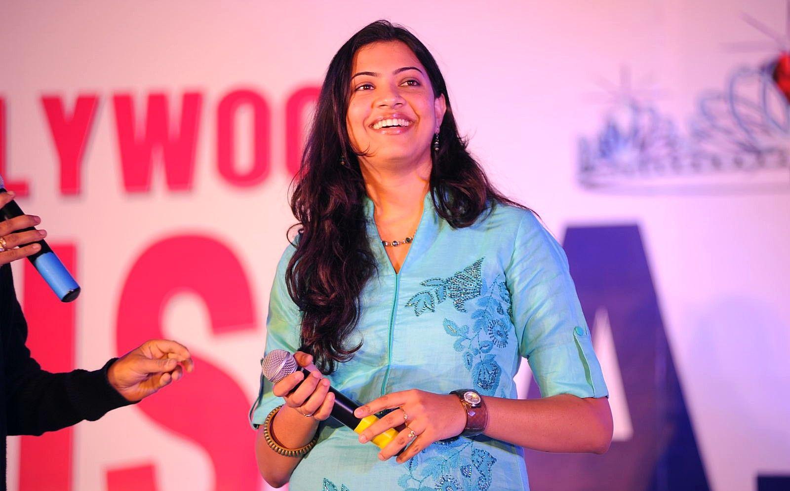 Geetha Madhuri Sonti Indian Telugu PlayBack Singer Wallpapers ...
