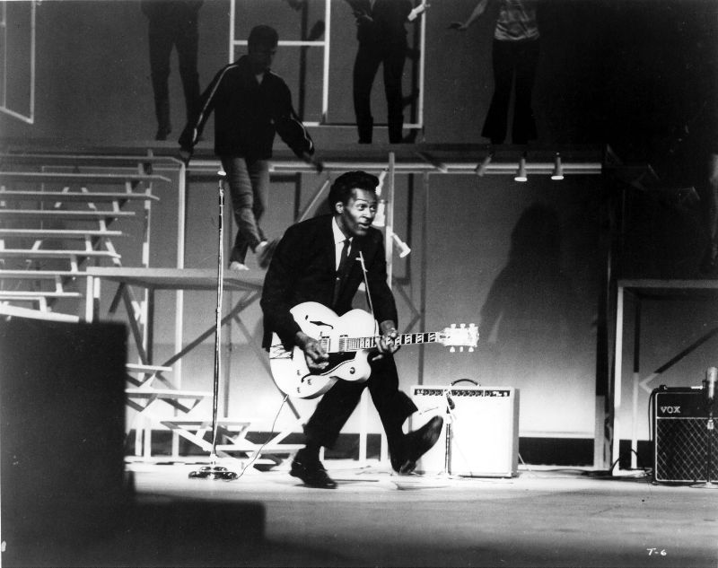 20 Interesting Photographs of Chuck Berry Shows Off His Legendary Duck ...