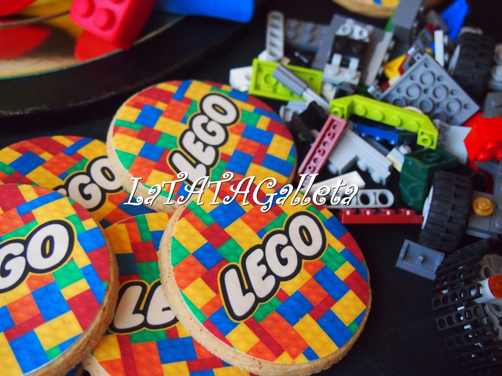 LaTATAGalleta: CONJUNTO CUMPLEAÑOS TARTAS Y GALLETAS "LEGO EMMET"