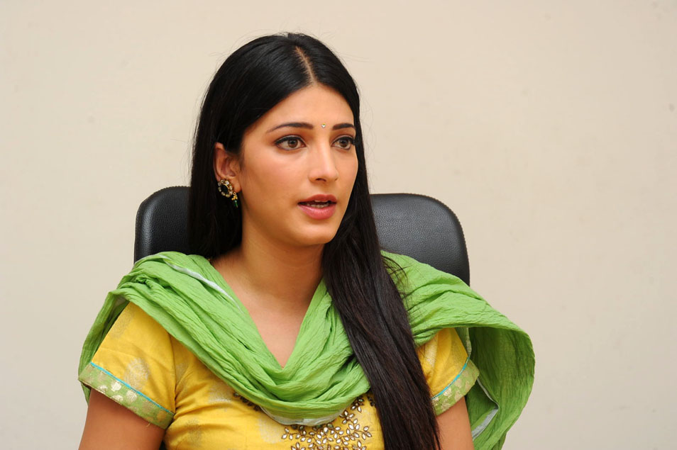 Shruthi Hasan Hq Stills At Gabbar Singh Sucess Meet ~ Crazy Filmz
