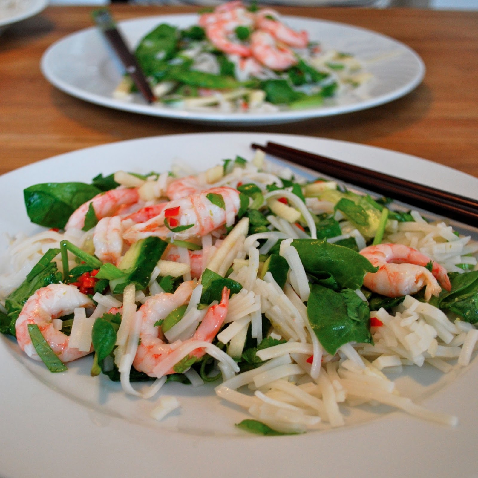 Helena mitt i smeten: Asiatisk sallad med räkor och nudlar