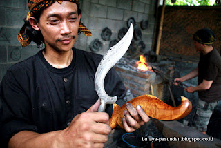 Kujang - Senjata Tradisional Jawa Barat | Baraya Pasundan