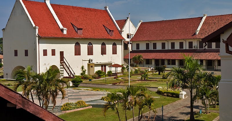Sejarah Fort Rotterdam - ARSY Tours & Travel | Tour Operator Travel ...
