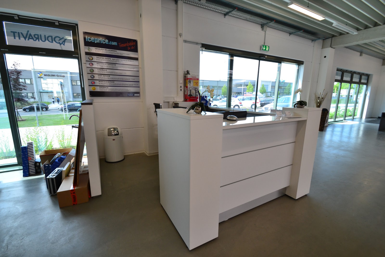 Colour up your office !: Neue Referenz für winkelförmige Theken als L ...