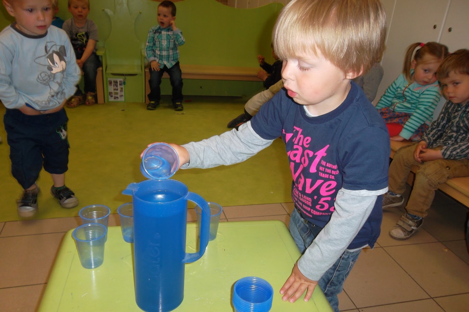 de pimpamkikkerklas: De begrippen leeg - halfvol en vol leren met ...