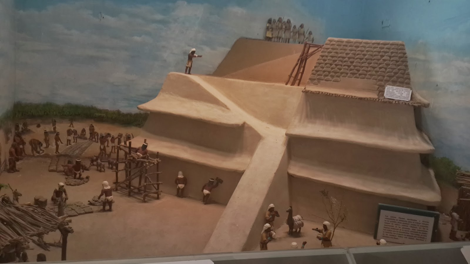 Se espera que al menos una piramide de tucume sera restaurada ...