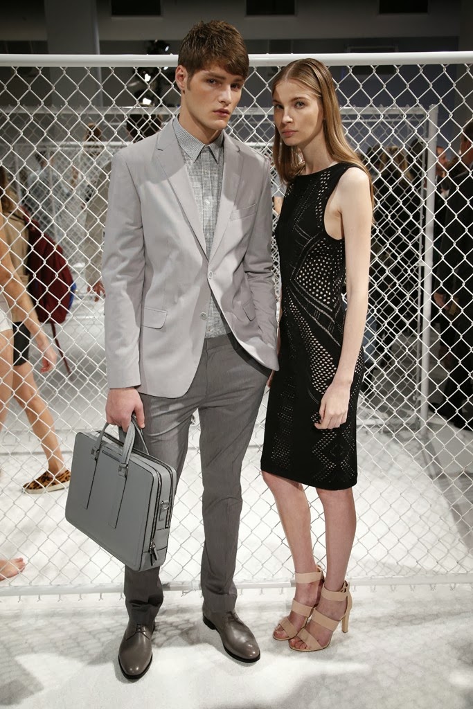 Calvin Klein presenta su colección de primavera con grises y un mar de ...