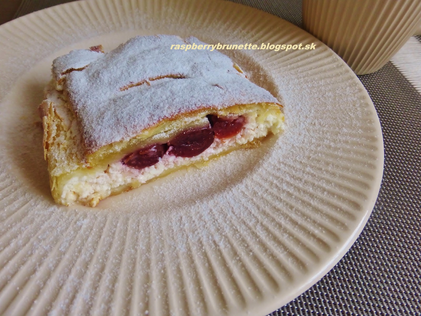 Raspberrybrunette: Rýchly tvarohový závin s višňami