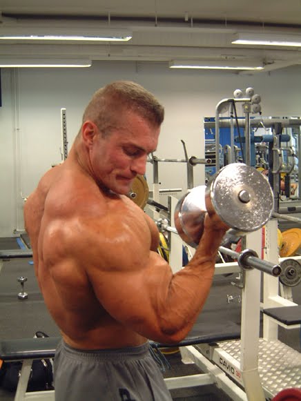 world bodybuilders pictures: jerry ossi blowing biceps muscles with dumble