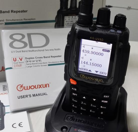 ขายวิทยุสื่อสารยี่ห้อ WOUXUN รุ่น KG-UV8D ราคา1800บาท