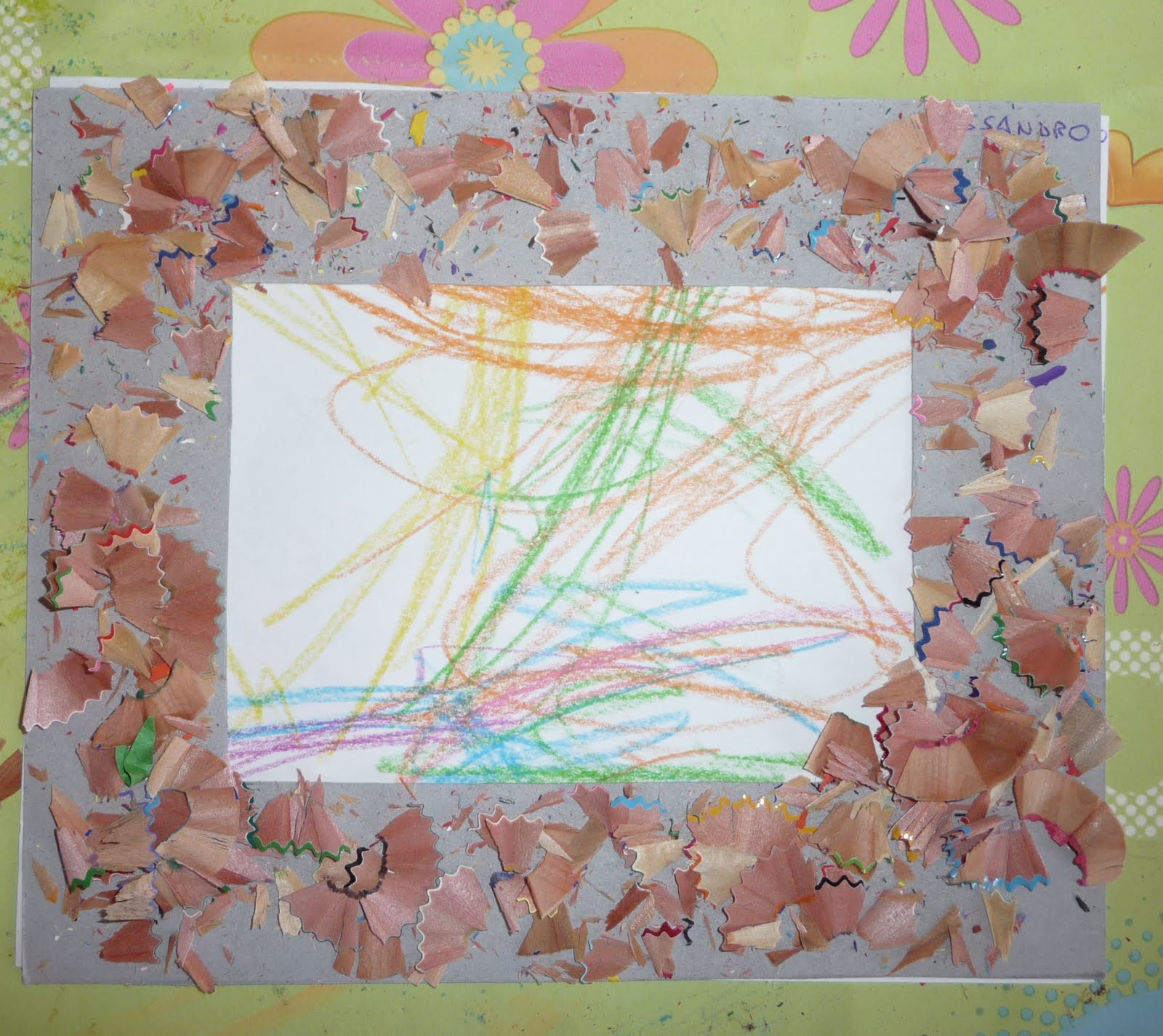 Cornice con la tempera delle matite