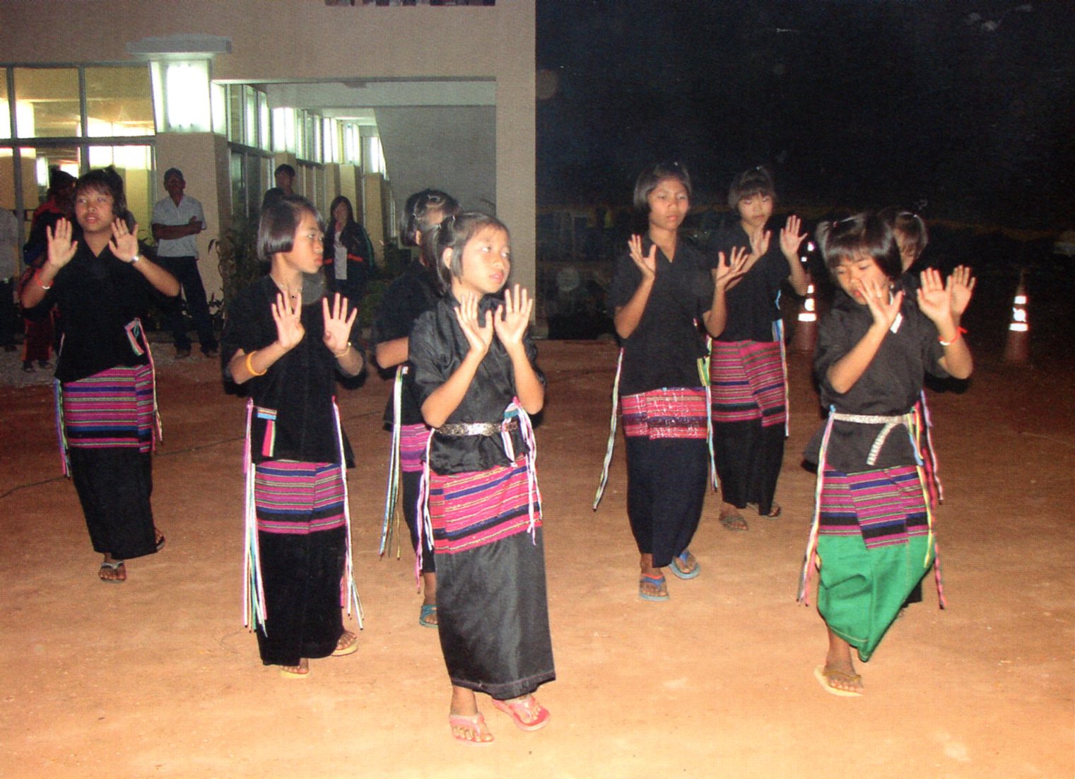 FolkCostume&Embroidery: Overview of the Costumes of the Tai Peoples, part 2