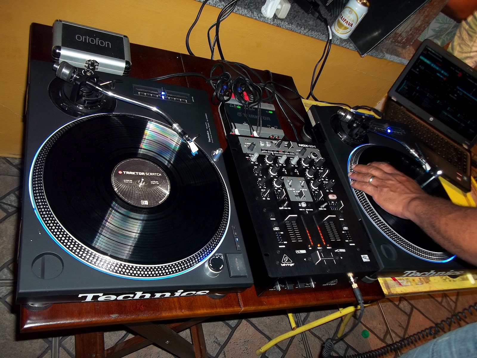 Veilton DJ - Turntable Artist: • Technics MK2 / Alexandre (DJ Zumby)