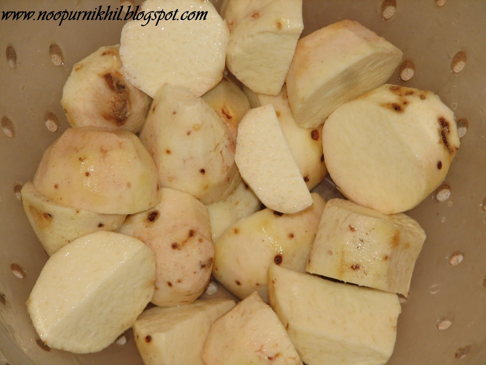 foodsonline: Colocasia Curry (ghuiyan/ arvi curry)