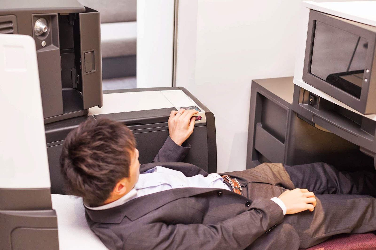 Experience the JAL SKY SUITE 767 seats at JAL SKY MUSEUM - JAL Flyer