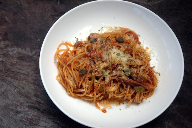 DUDE FOR FOOD: The Table's Set and Ready...at Mama Lou's.