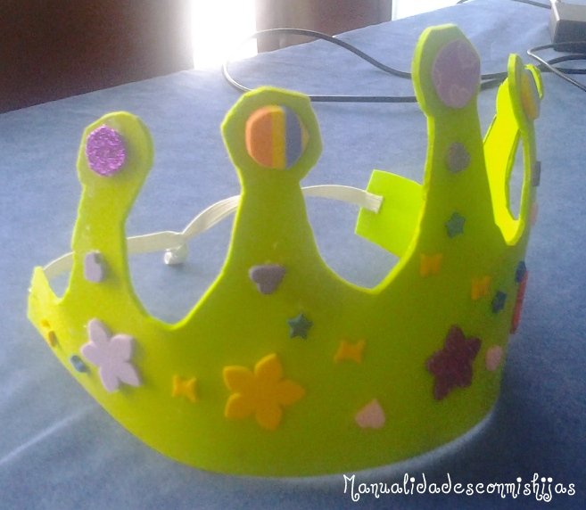 Manualidades con mis hijas: Corona de foami para el cumpleaños.