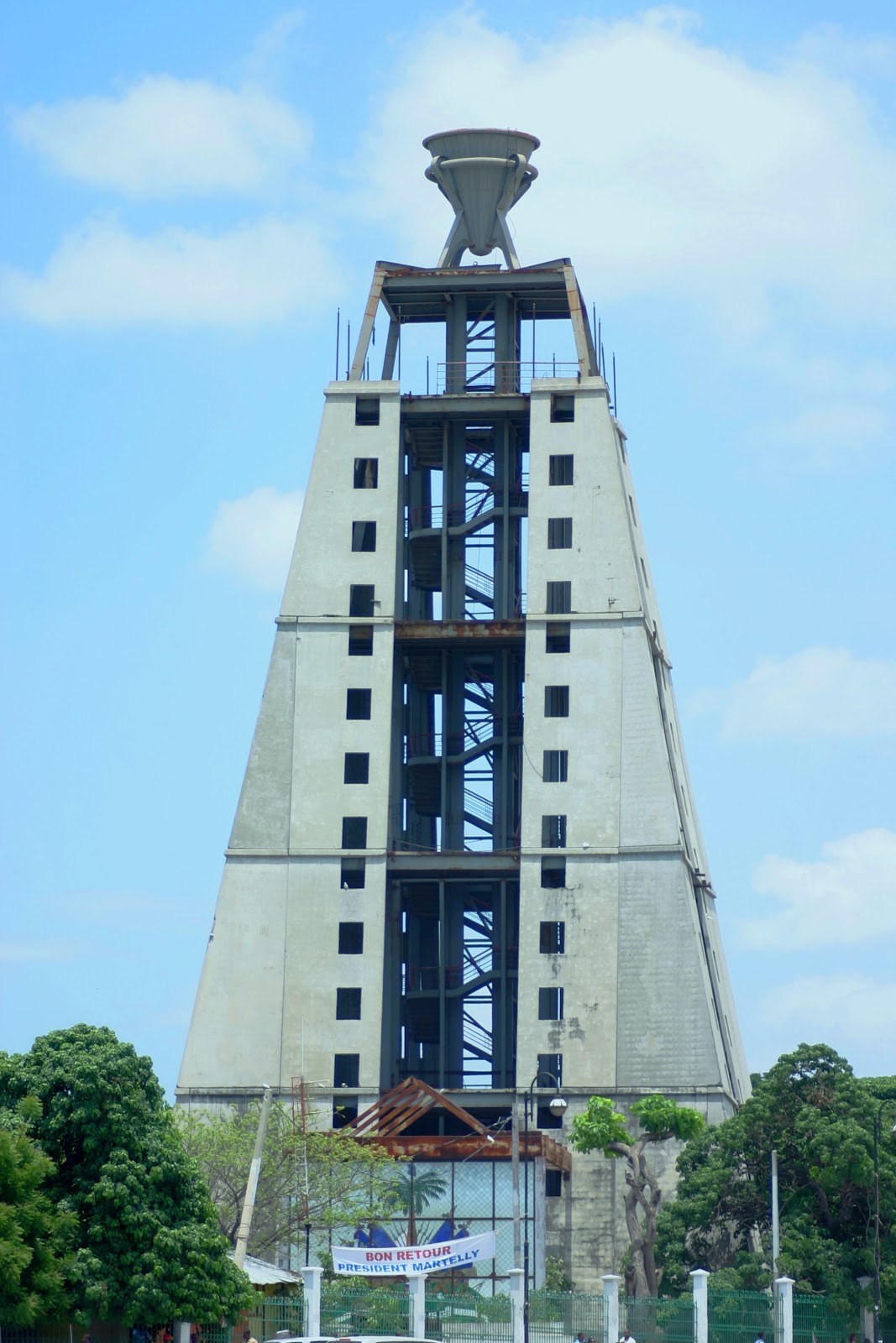 HAITI EN PHOTO: Monuments Historiques au Champ-Mars