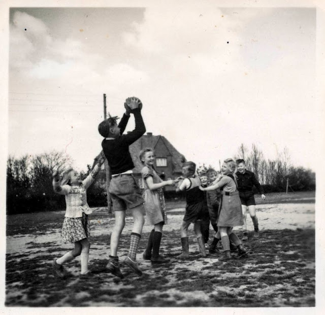 45 Old Photos That Capture Lovely Moment of Children That May Recall ...