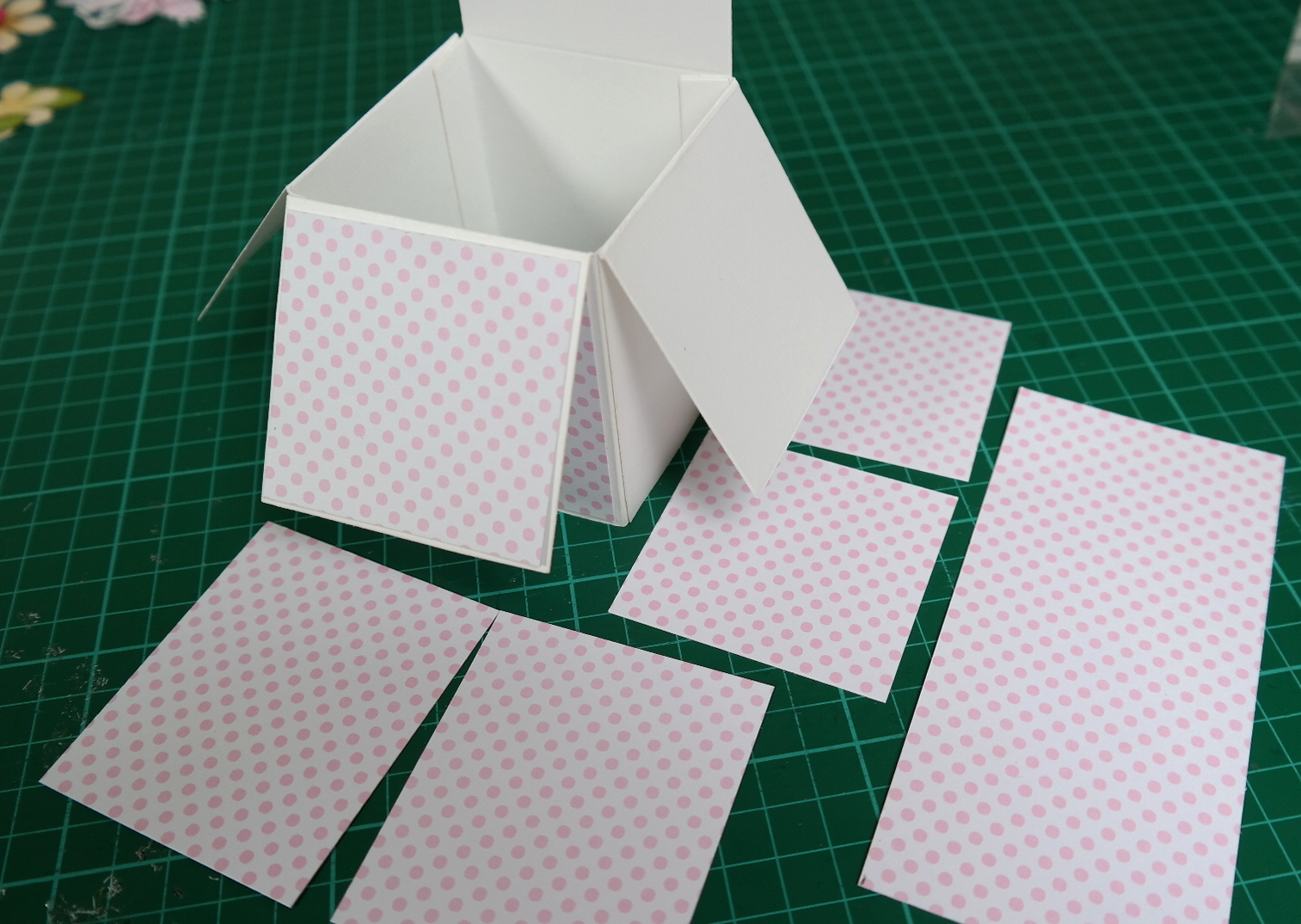 Flowers, Ribbons and Pearls: Tuesday Tutorial - Scalloped Pop Up Box
