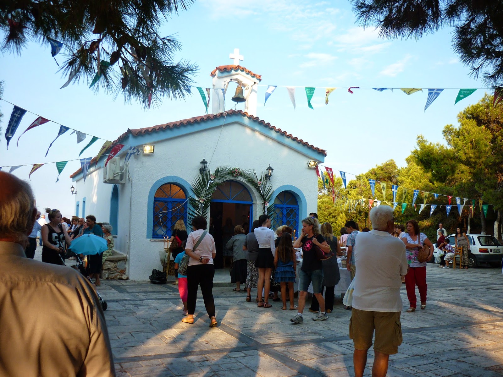 Η ΙΣΤΟΣΕΛΙΔΑ ΤΩΝ ΑΓΙΩΝ ΑΠΟΣΤΟΛΩΝ: ΠΛΗΘΟΣ ΚΟΣΜΟΥ ΚΑΤΕΚΛΥΣΕ ΤΟ ΕΚΚΛΗΣΑΚΙ ...