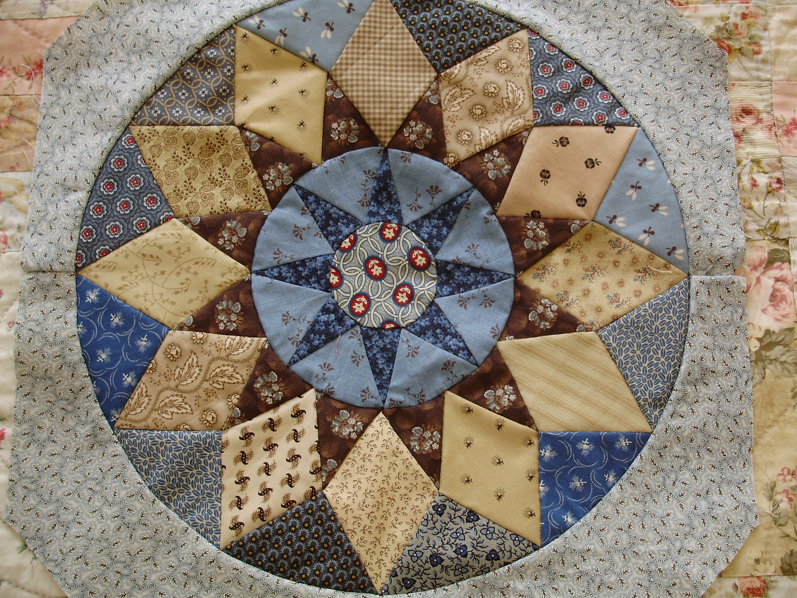 P5110738.JPG 1.600×1.200 pixels | Circle quilts, Quilts, Barn quilt ...