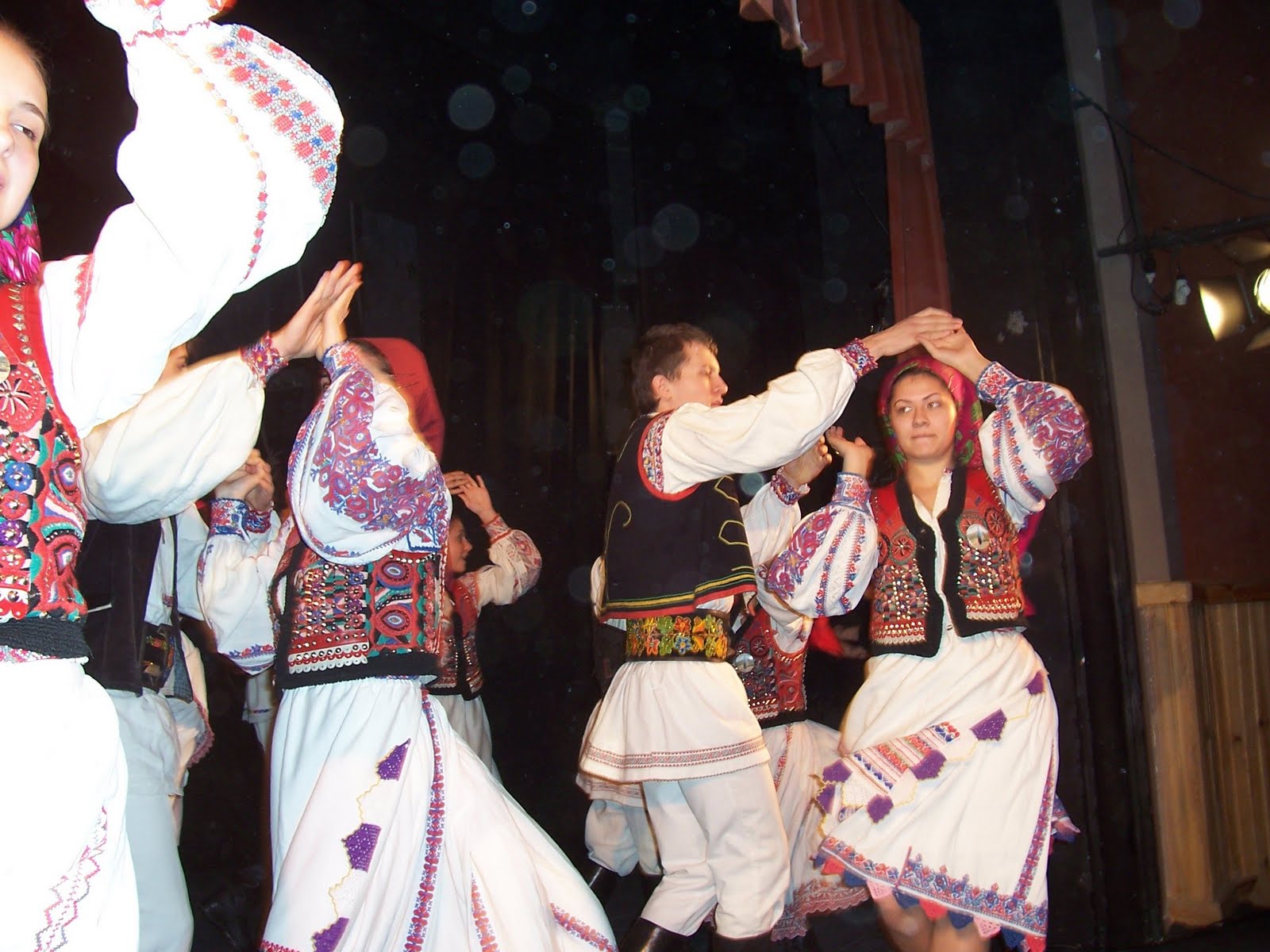 ŞCOALA GIMNAZIALĂ ,,MIHAI EMINESCU" ARAD: Echipa de dansuri populare