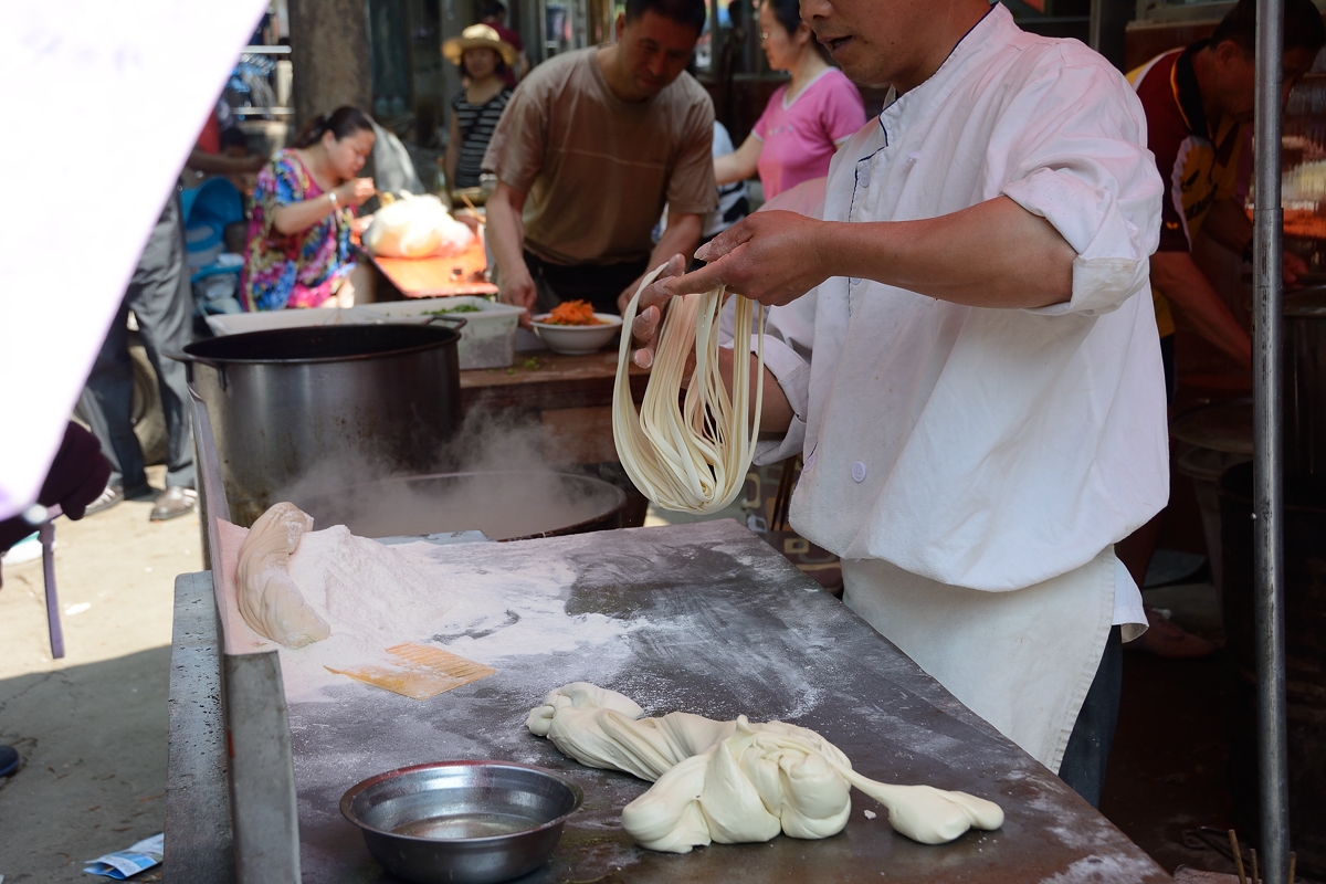 Tom and Margot's Adventures in Photography: Fahaisi Market and Temple